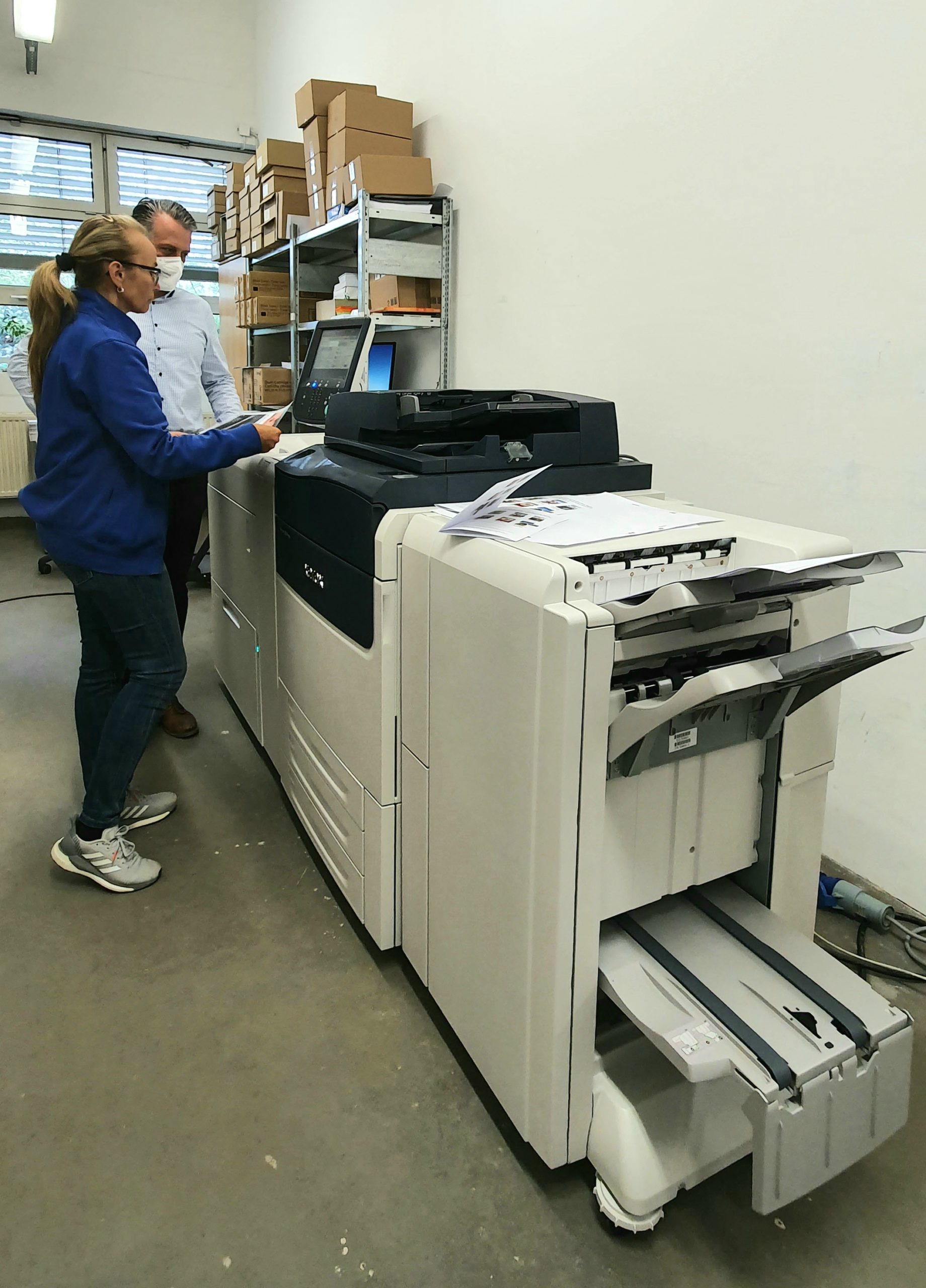 Schneller und vielseitiger: Neuer Drucker im Lettershop nimmt Betrieb ...